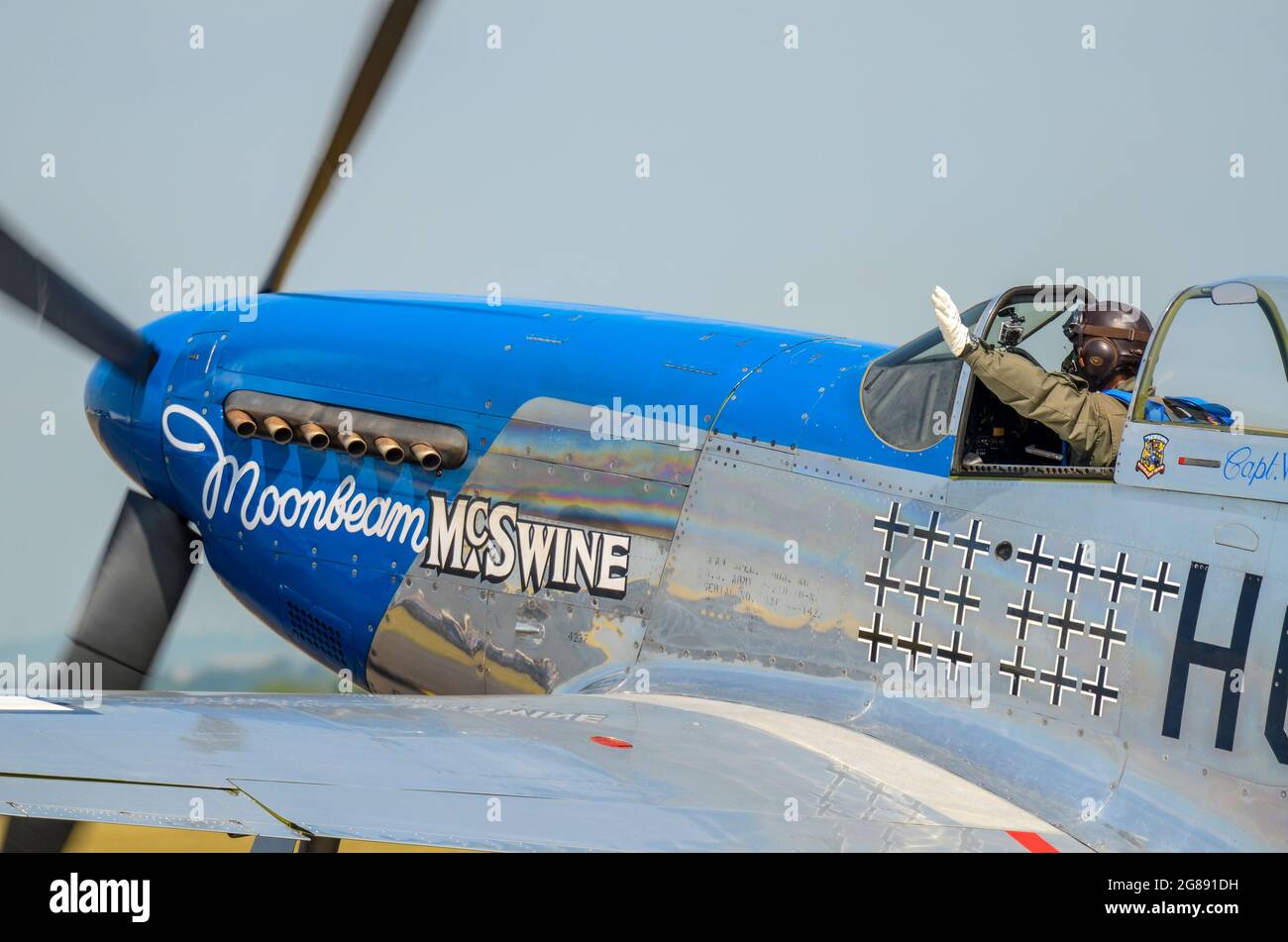 Ww2 p 51 mustang taxiing hi-res stock photography and images - Alamy