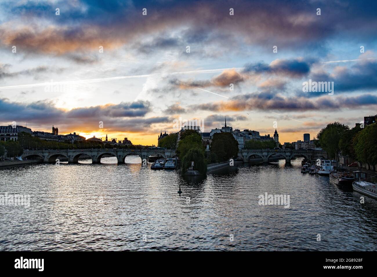 Paris street light history hi-res stock photography and images - Alamy
