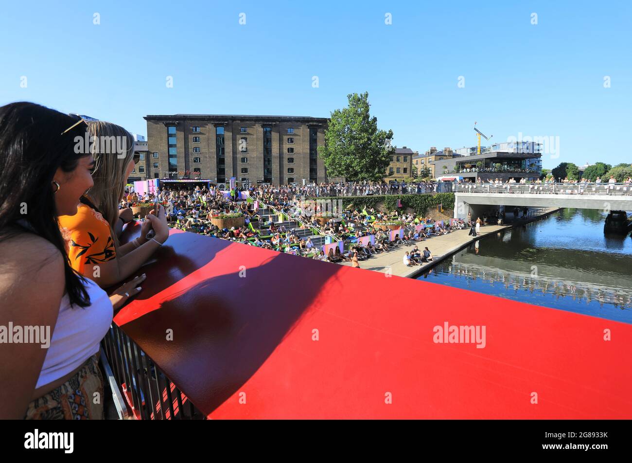 The new Esperance Bridge over Regents Canal, by Granary Square at Kings ...