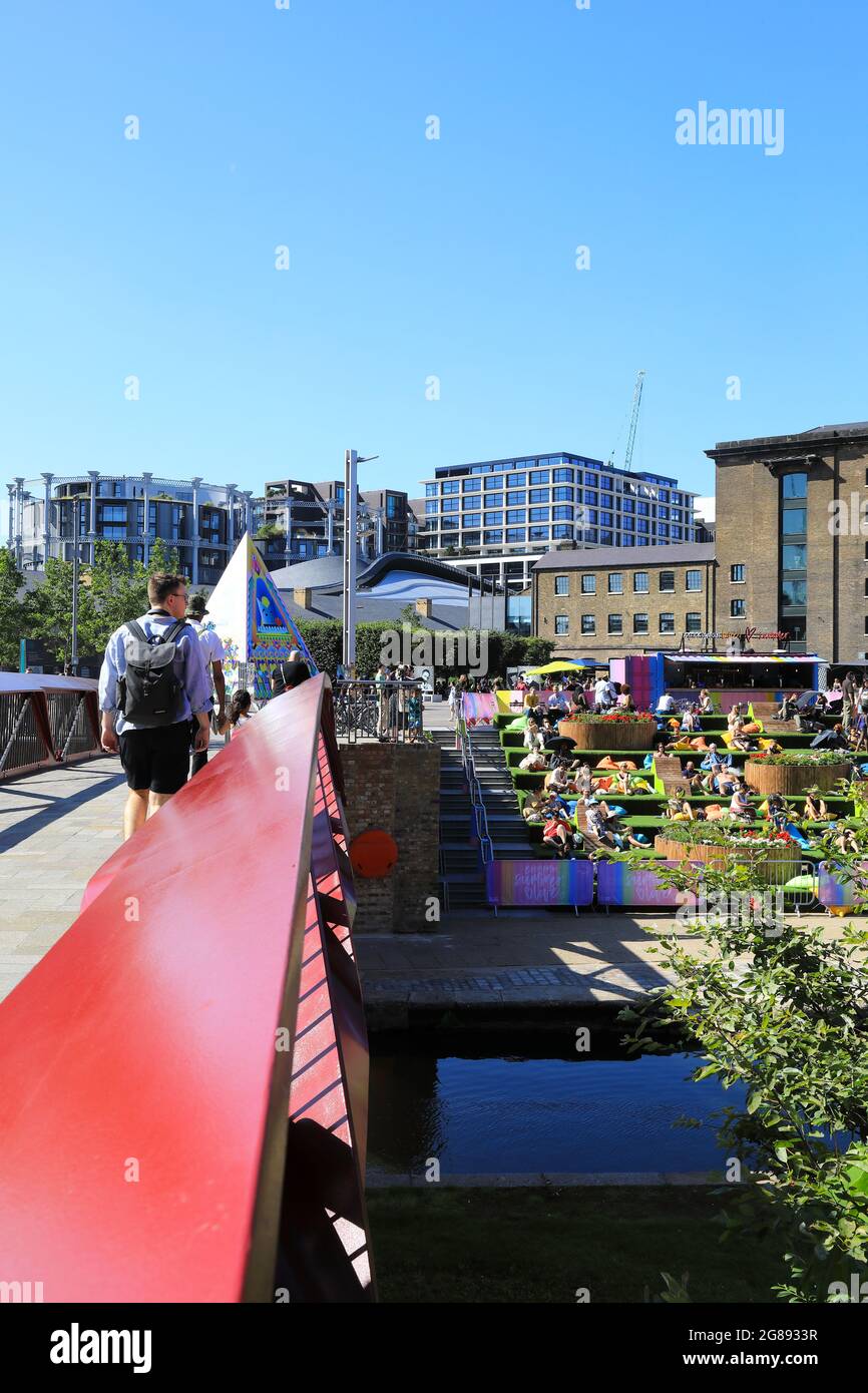 The new Esperance Bridge over Regents Canal, by Granary Square at Kings ...