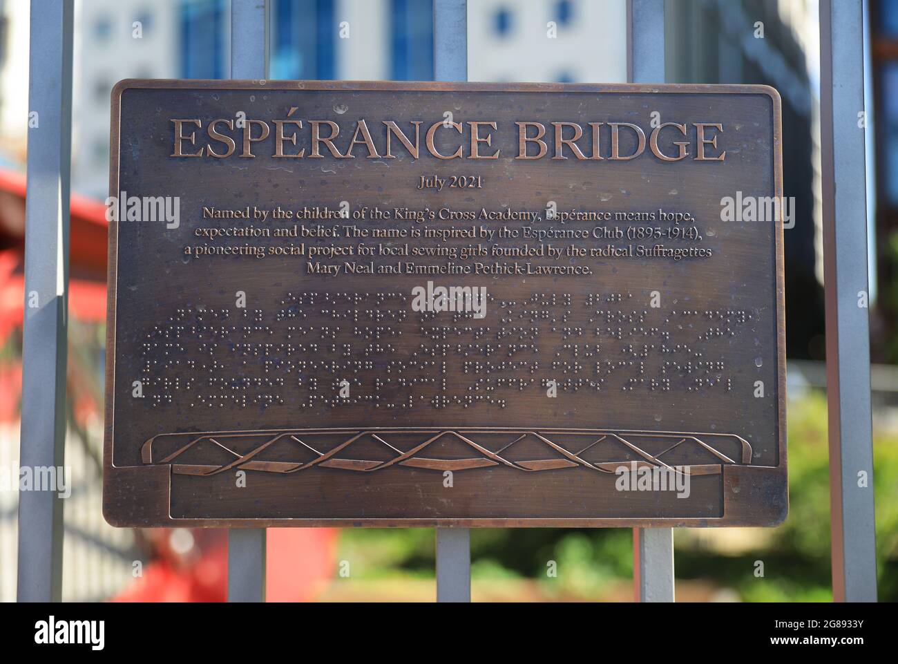The new Esperance Bridge over Regents Canal, by Granary Square at Kings ...