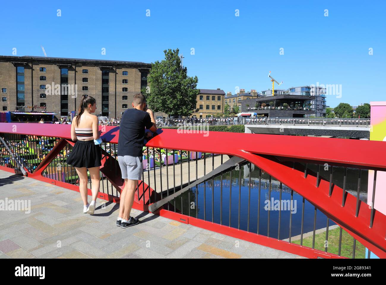 The new Esperance Bridge over Regents Canal, by Granary Square at Kings ...