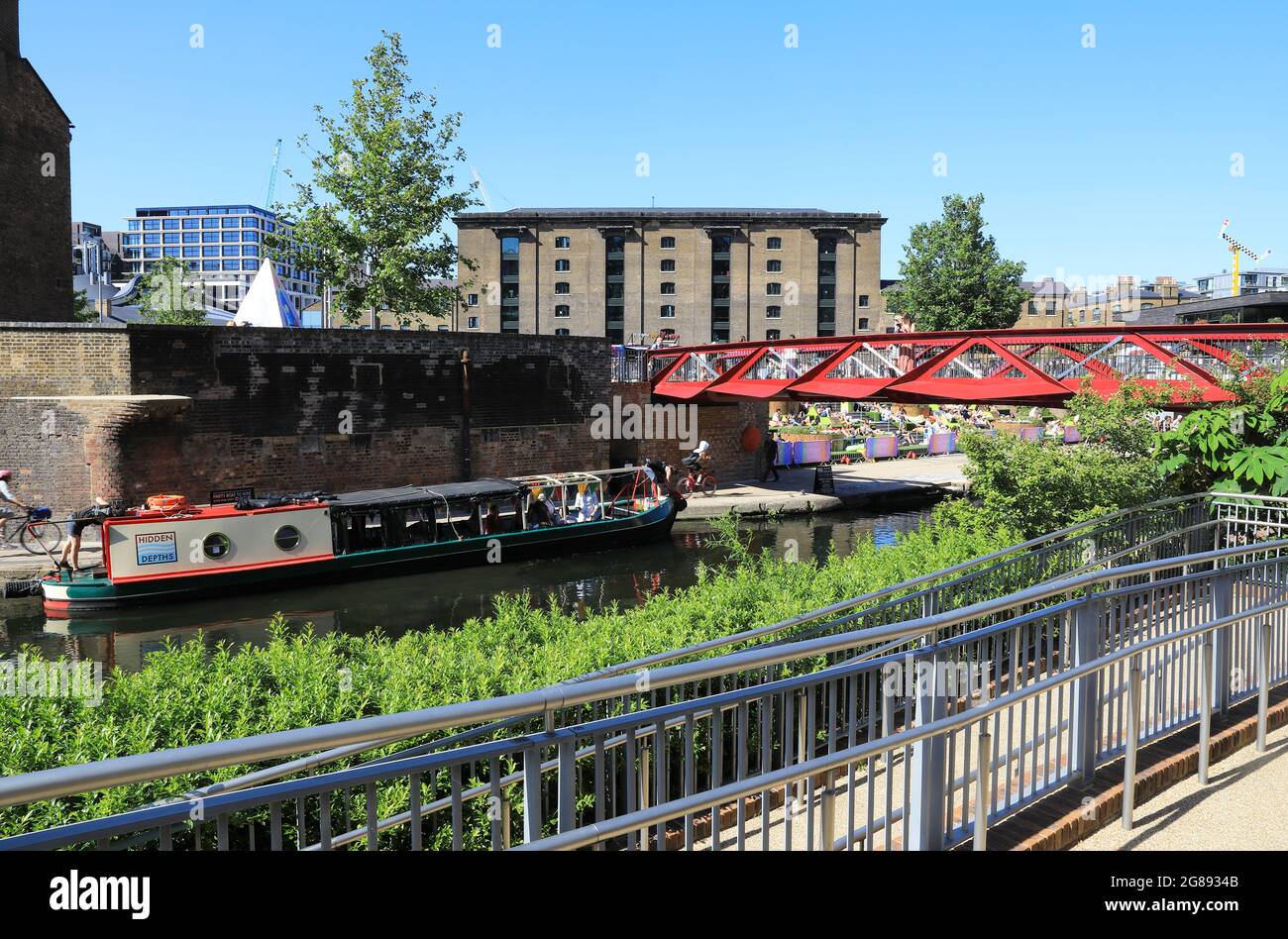The new Esperance Bridge over Regents Canal, by Granary Square at Kings ...