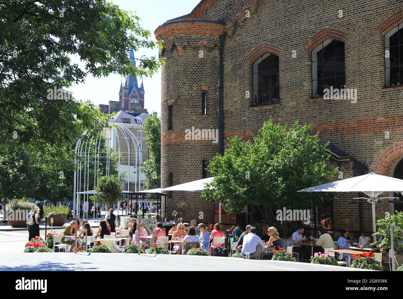 Al fresco eating at the German Gymnasium restaurant, on Battle Bridge ...