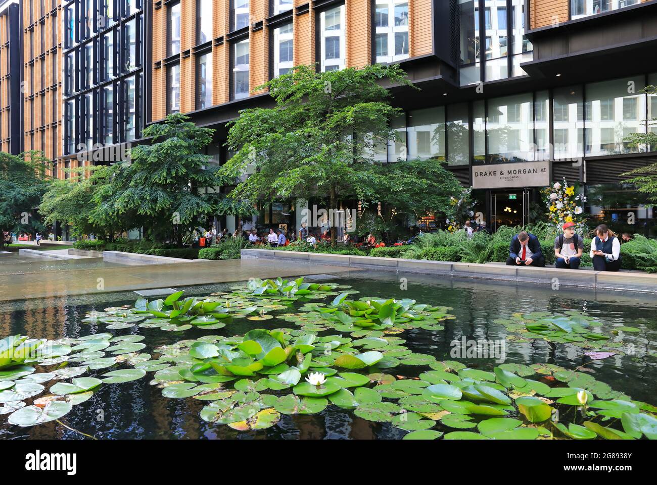 Kings cross water feature hi-res stock photography and images - Alamy