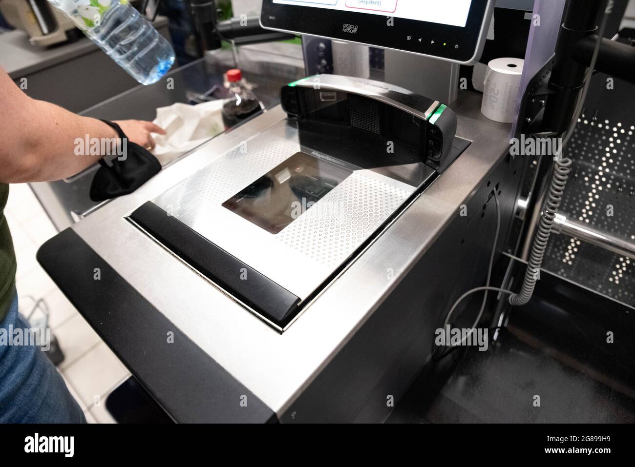 Self service checkout sign hi-res stock photography and images - Alamy