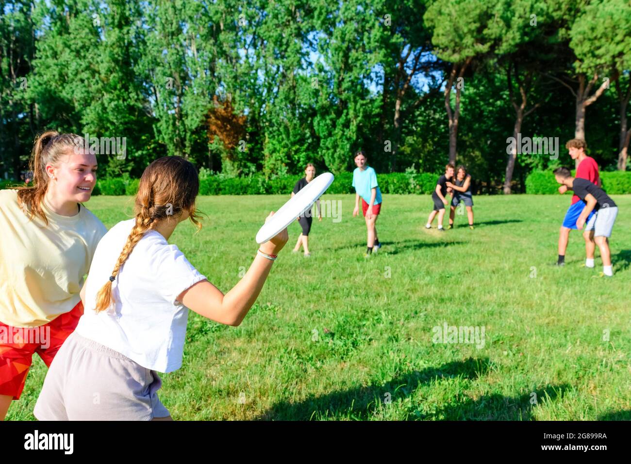 Teenagers playing frisbee disk hi-res stock photography and images - Alamy