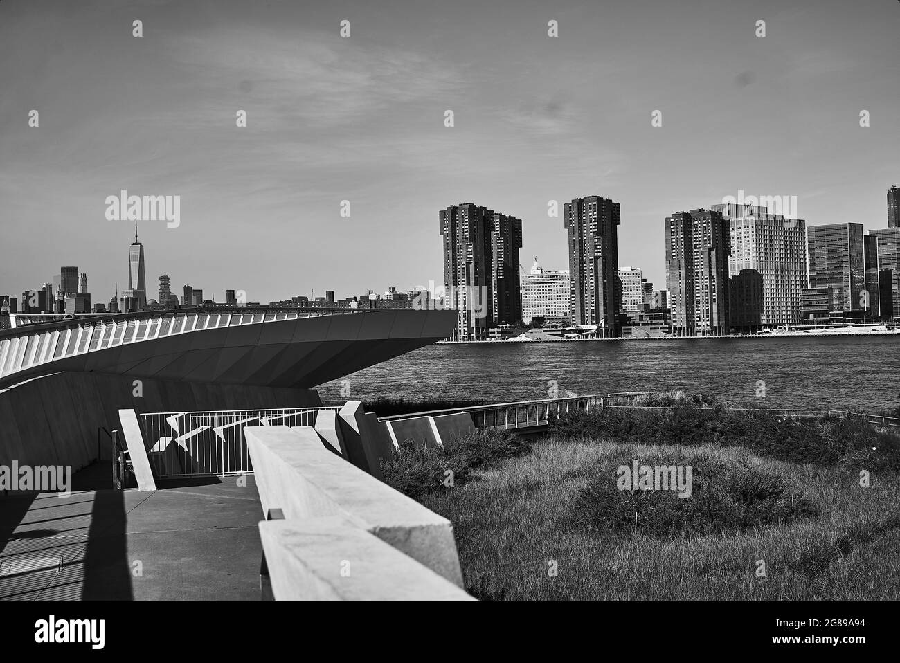 cantilevered viewing platform on Hunters Point South park along the ...