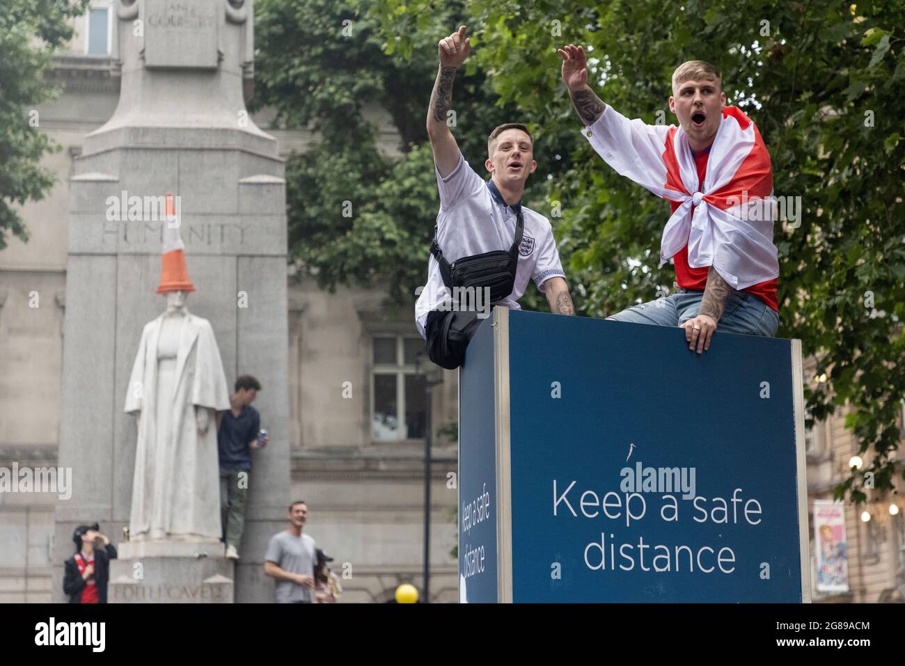 English fans cheer during the England vs Italy Euro 2020 final ...