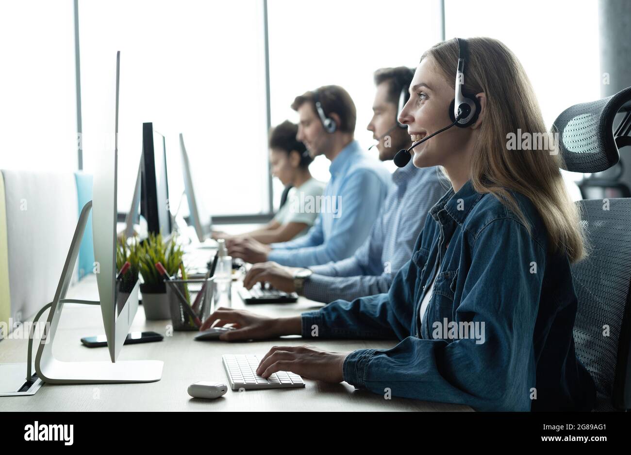 Call centre staff office hi-res stock photography and images - Alamy