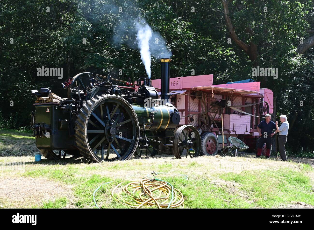 A traction engine driving a threshing machine Stock Photo - Alamy