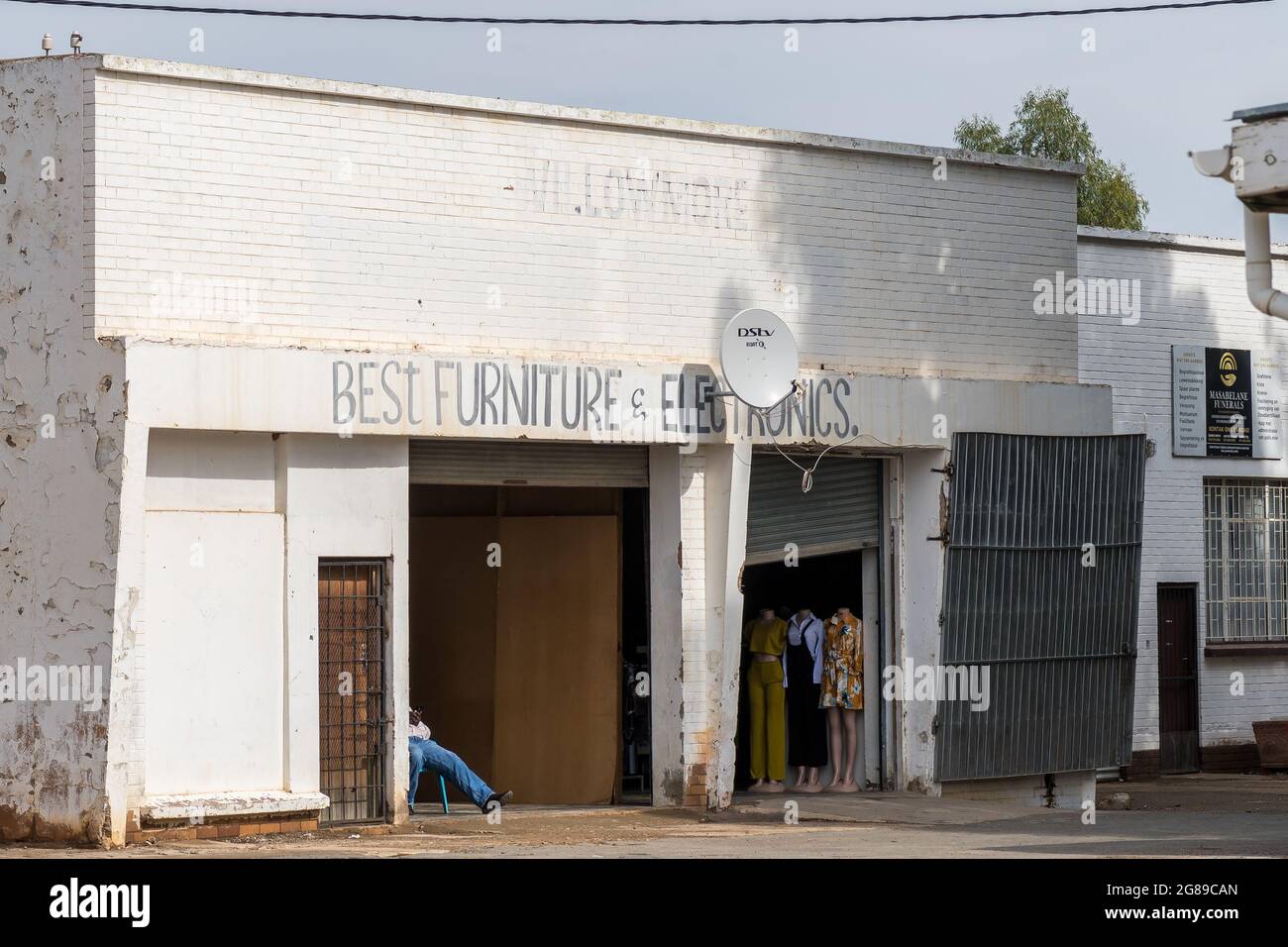 WILLOWMORE, SOUTH AFRICA - APRIL 21, 2021: A street scene, with a ...