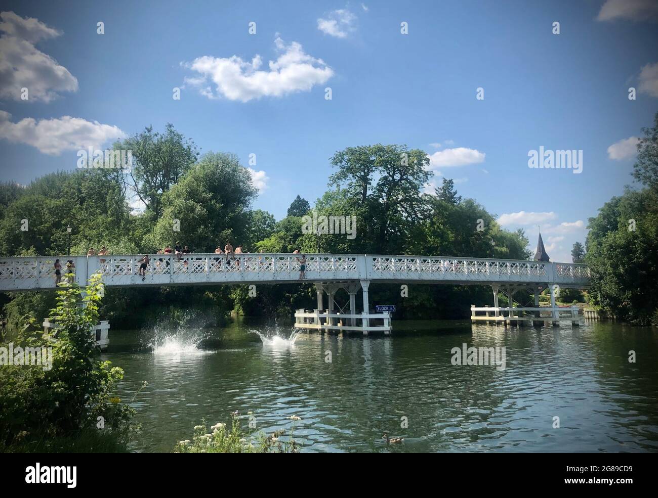 Non Exclusive: ***NO MAIL ONLINE UNLESS AGREED***Sunbathers cool off by ...