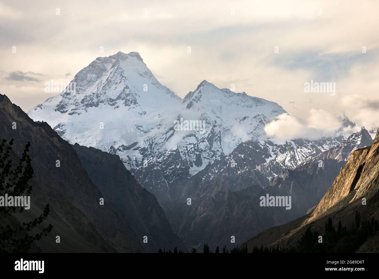 Masherbrum hi-res stock photography and images - Alamy