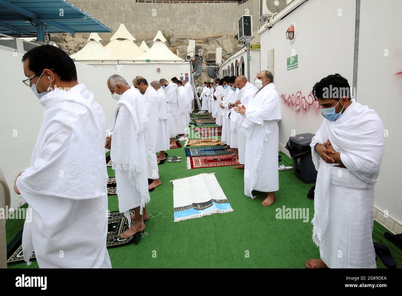Pilgrims tents of mina hi-res stock photography and images - Alamy