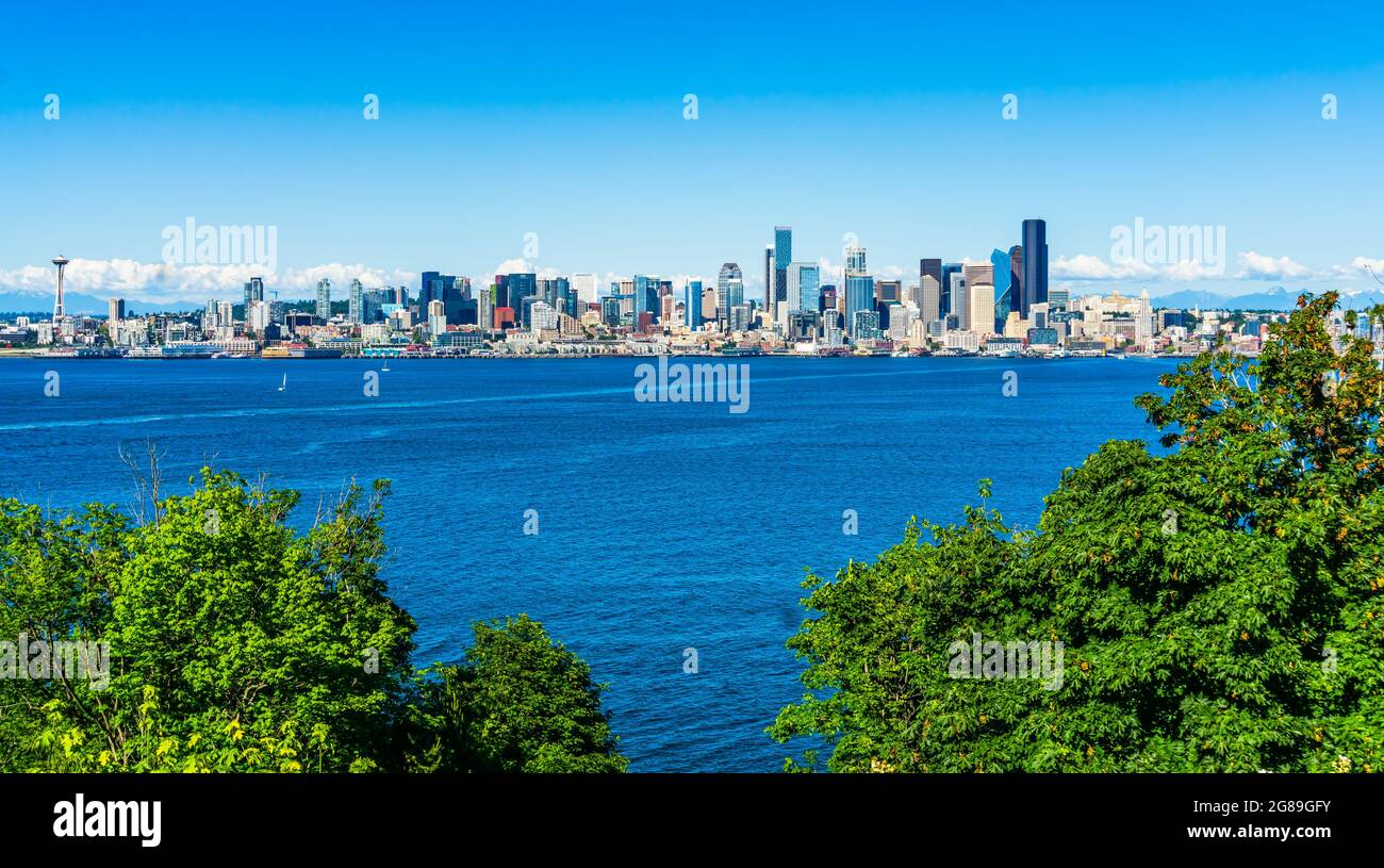 A view of Elliottt Bay and the Seattle skyline Stock Photo - Alamy