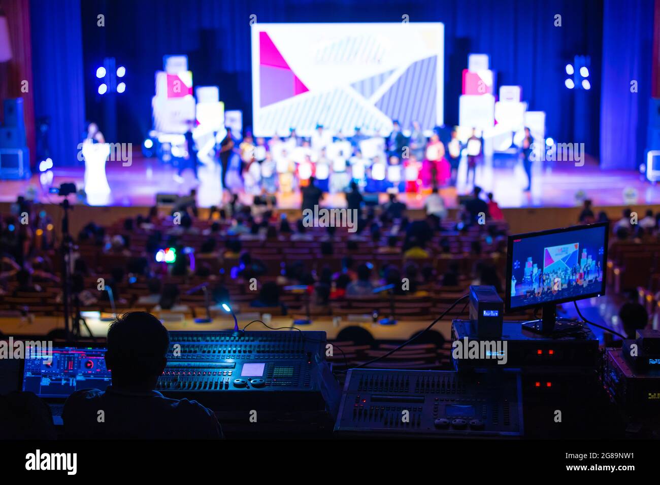 Stage light crew hi-res stock photography and images - Alamy
