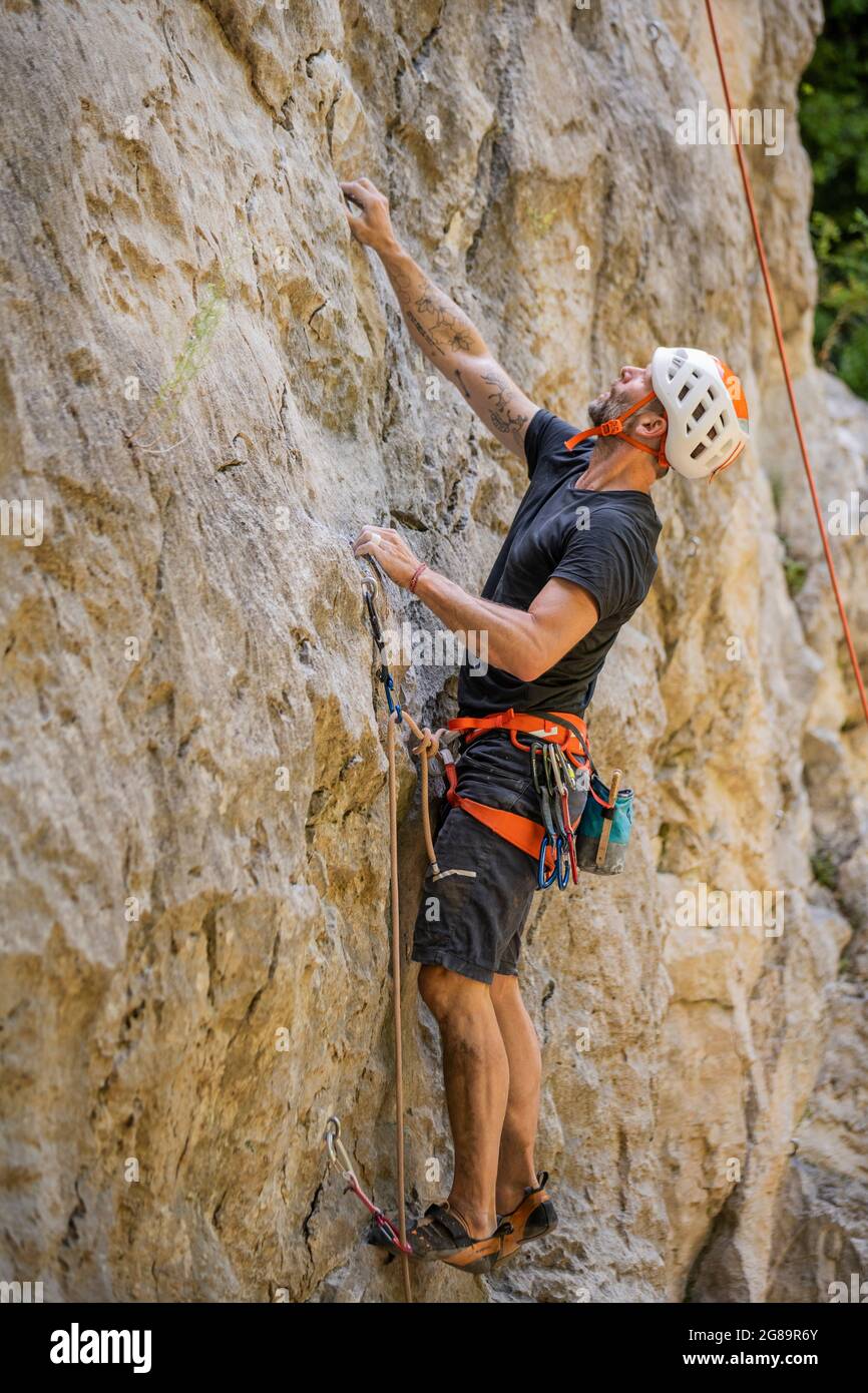 Man climbing a rock hi-res stock photography and images - Alamy