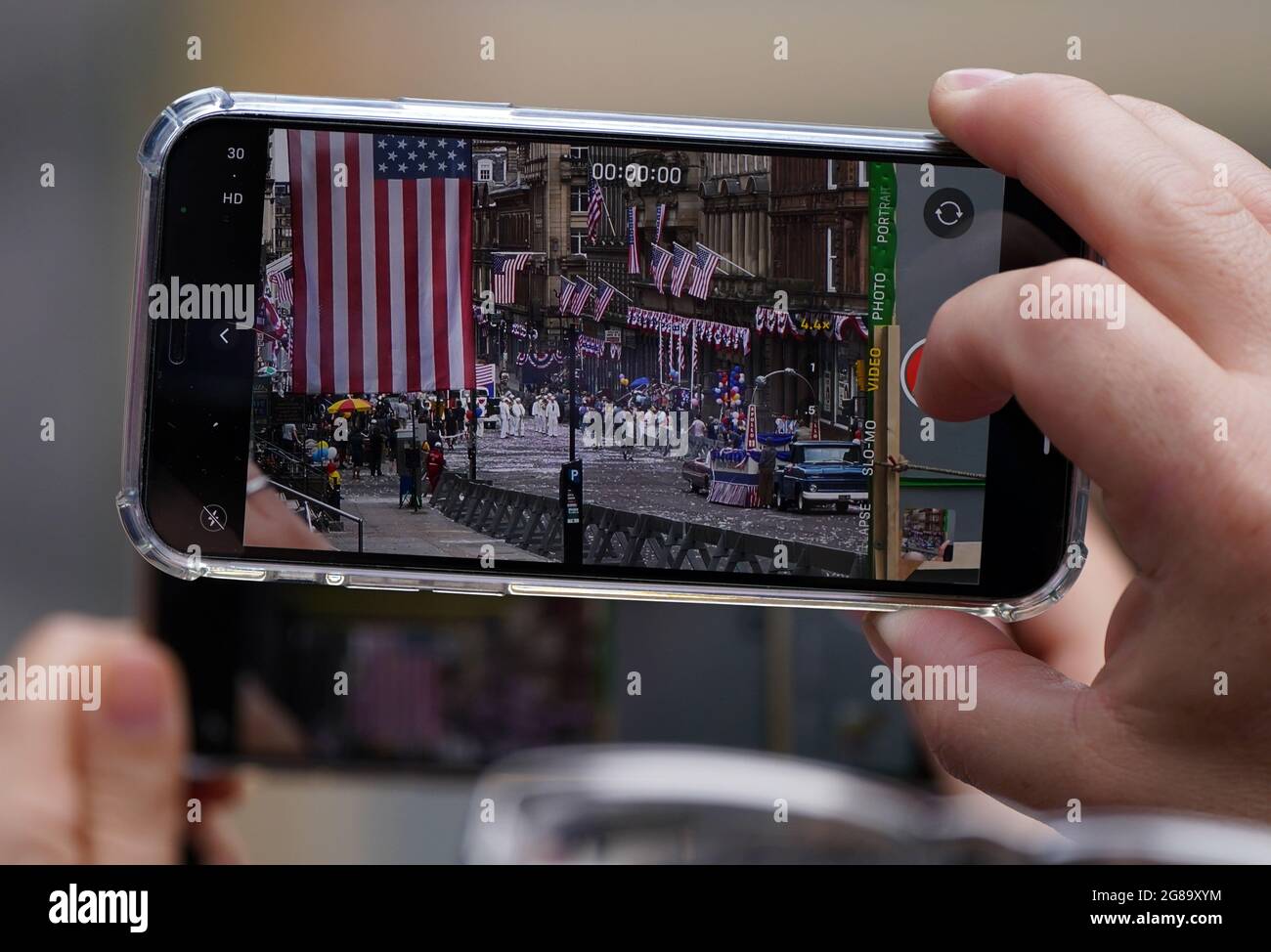 Filmed on phone hi-res stock photography and images - Alamy