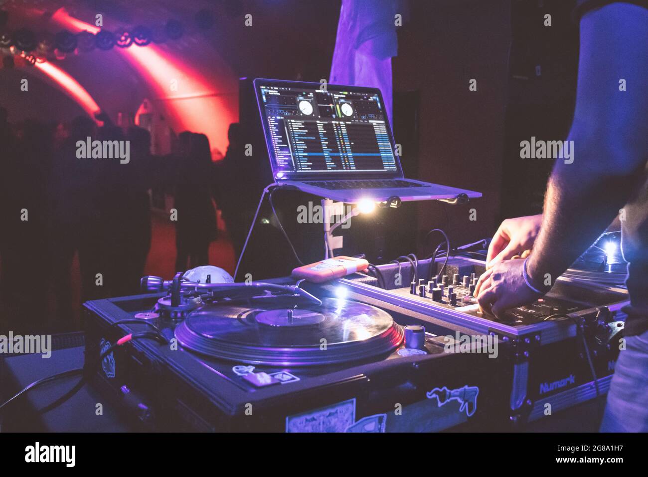 Techno music wallpaper hi-res stock photography and images - Alamy
