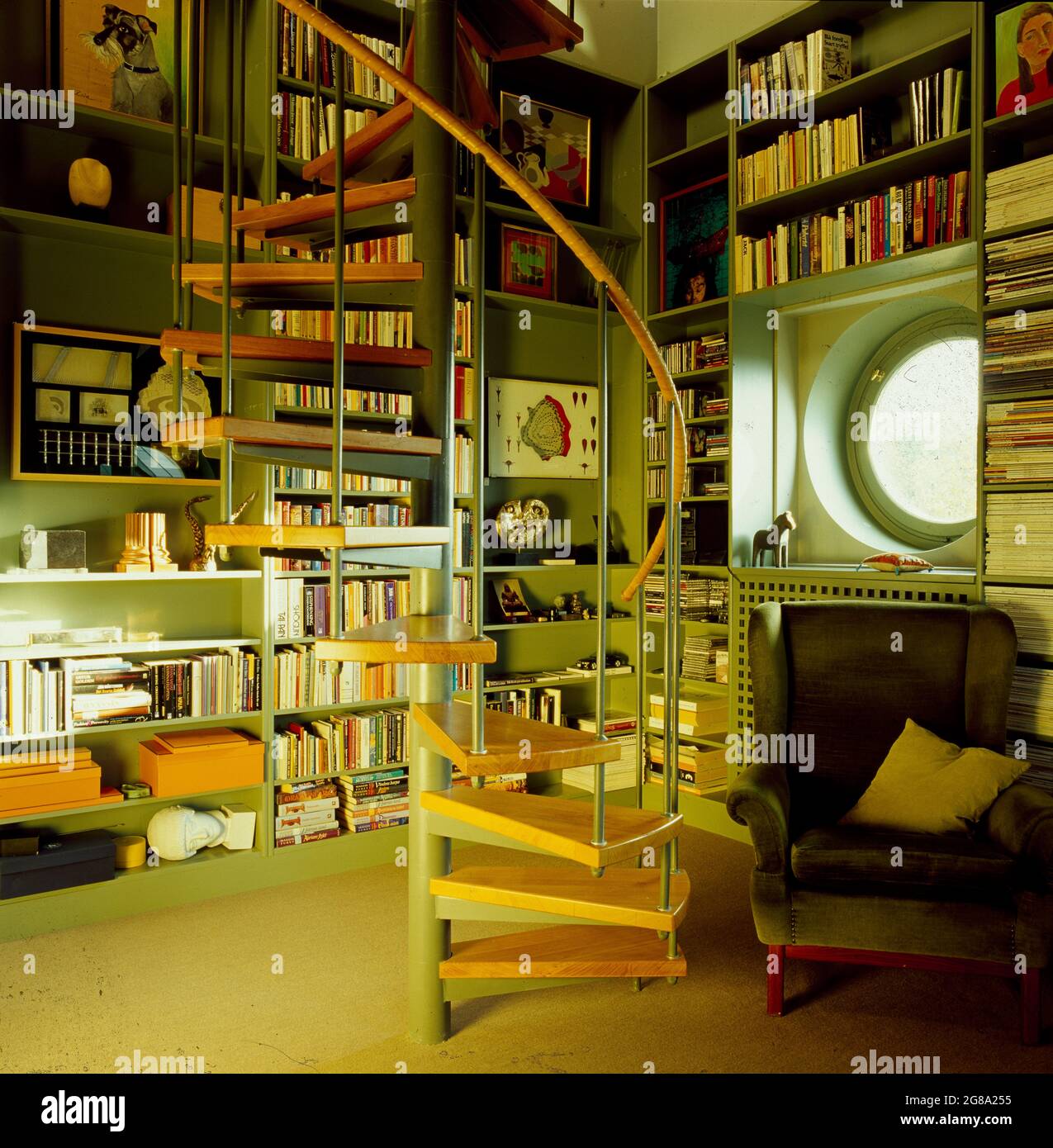Spiral stairs library hi-res stock photography and images - Alamy