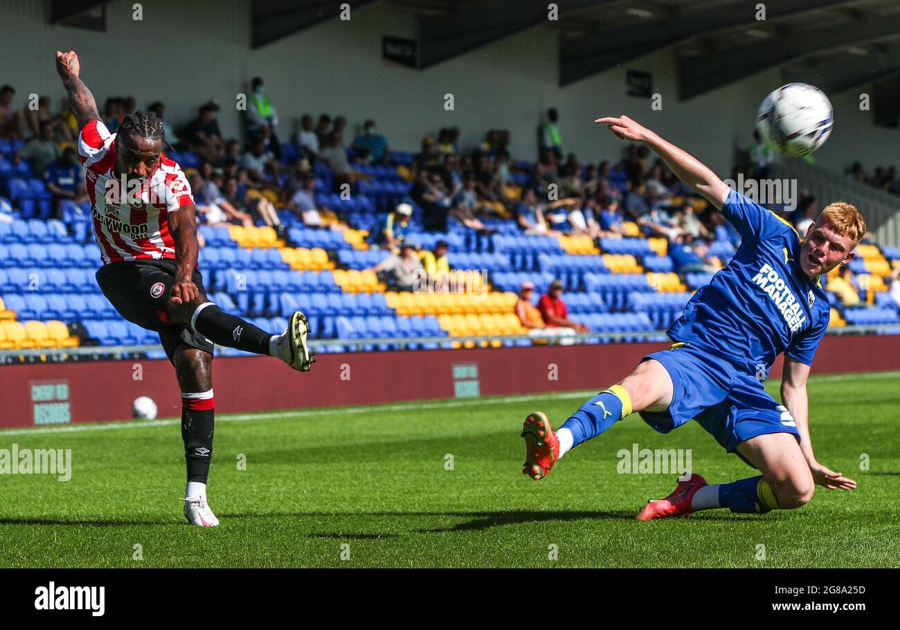 Brentfords tariqe fosu crosses ball hi-res stock photography and images ...