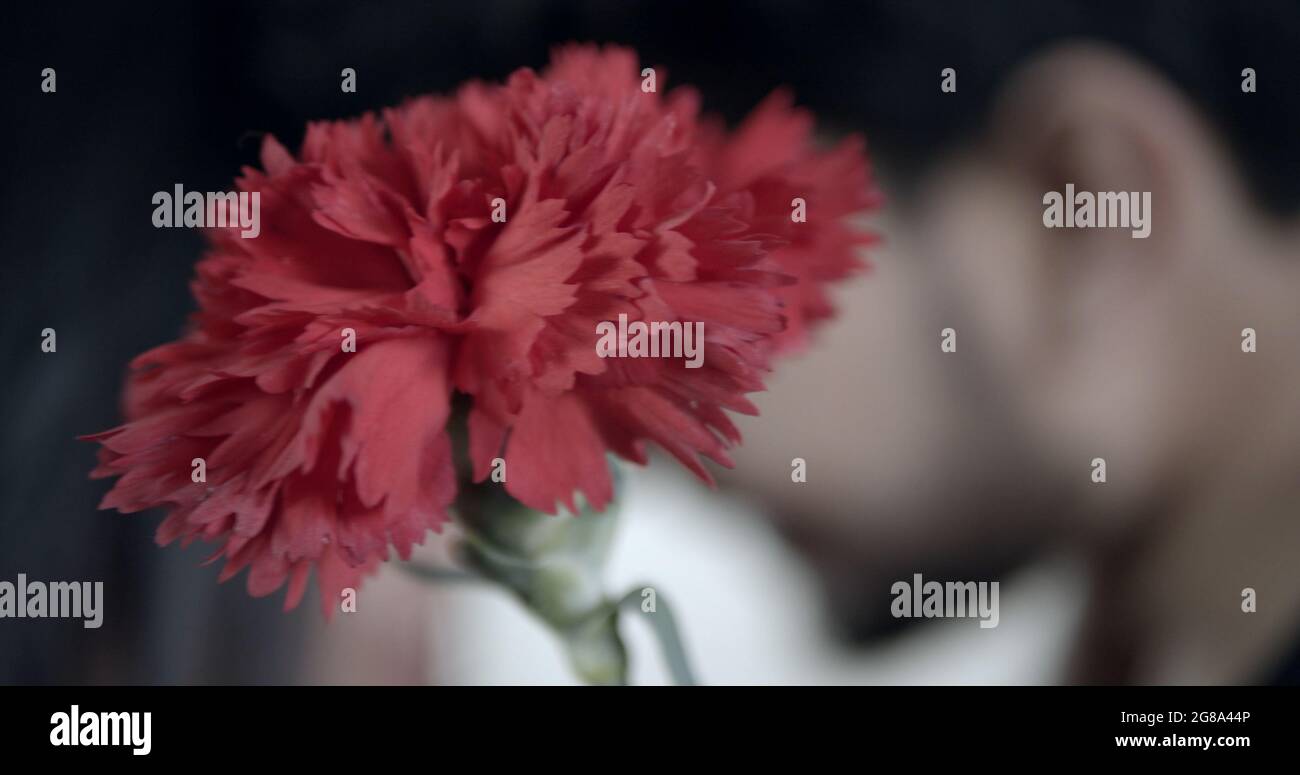 Closeup shot couple kissing hi-res stock photography and images - Alamy