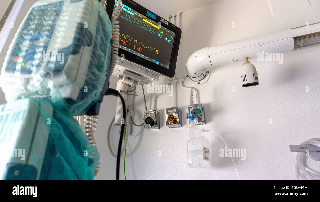 Computer screen monitoring vital hi-res stock photography and images ...