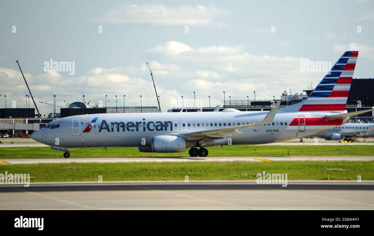 CHICAGO, UNITED STATES - Jul 02, 2021: An American Airlines Boeing 737 ...