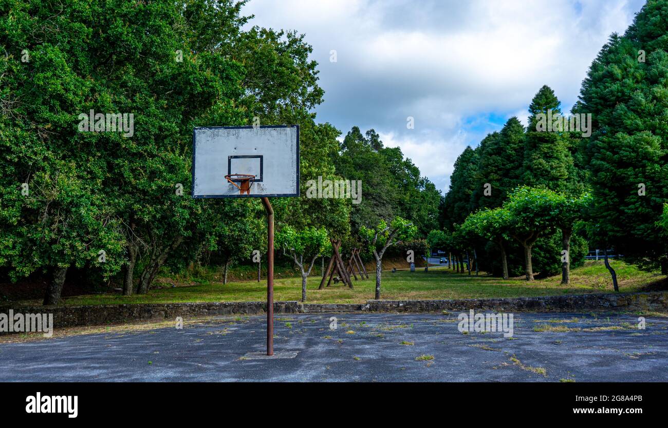 Grey basketball hoop hi-res stock photography and images - Alamy