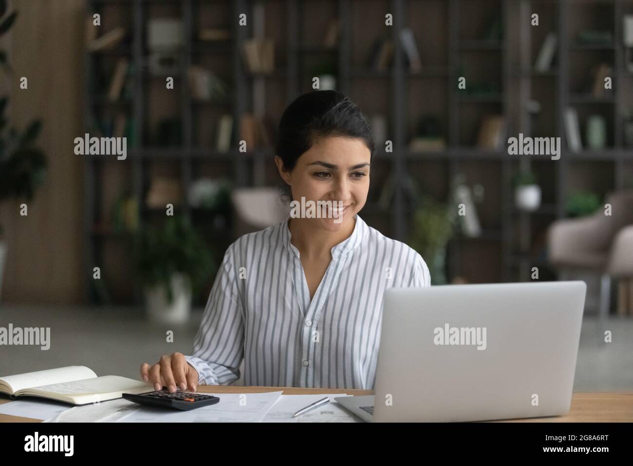 Manage finances bills tax hi-res stock photography and images - Alamy