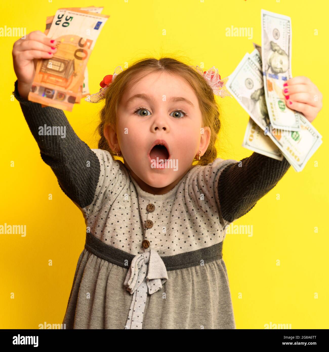 A beautiful girl is surprised by so much money, a child and big money ...