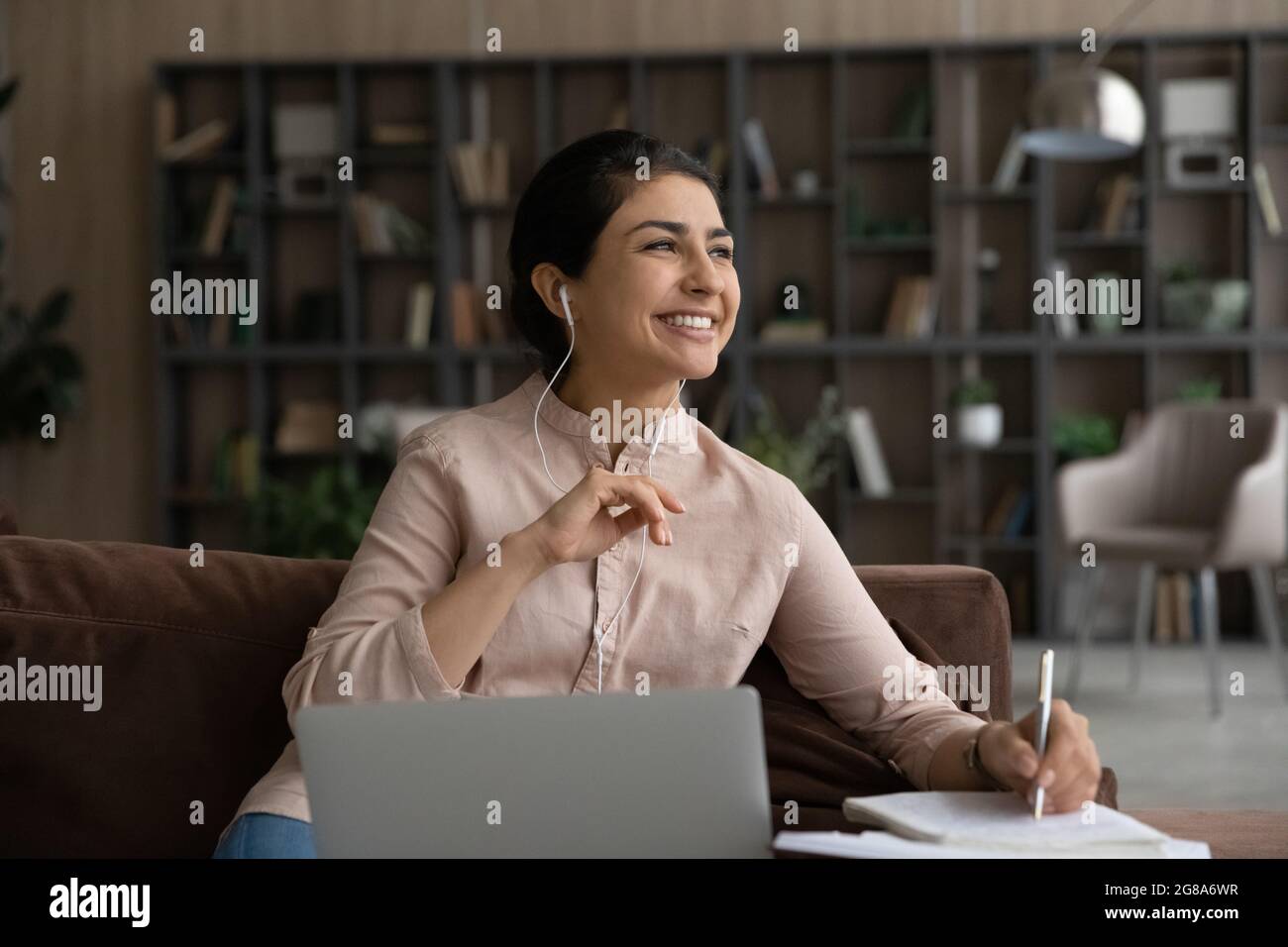 Indian teen on computer hi-res stock photography and images - Alamy