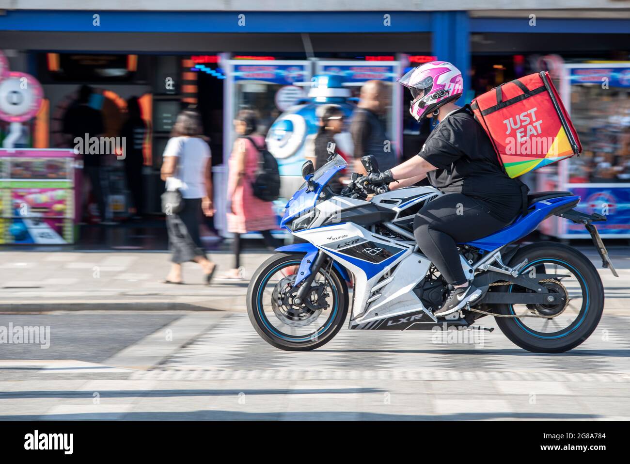 Motorbike courier hi-res stock photography and images - Alamy