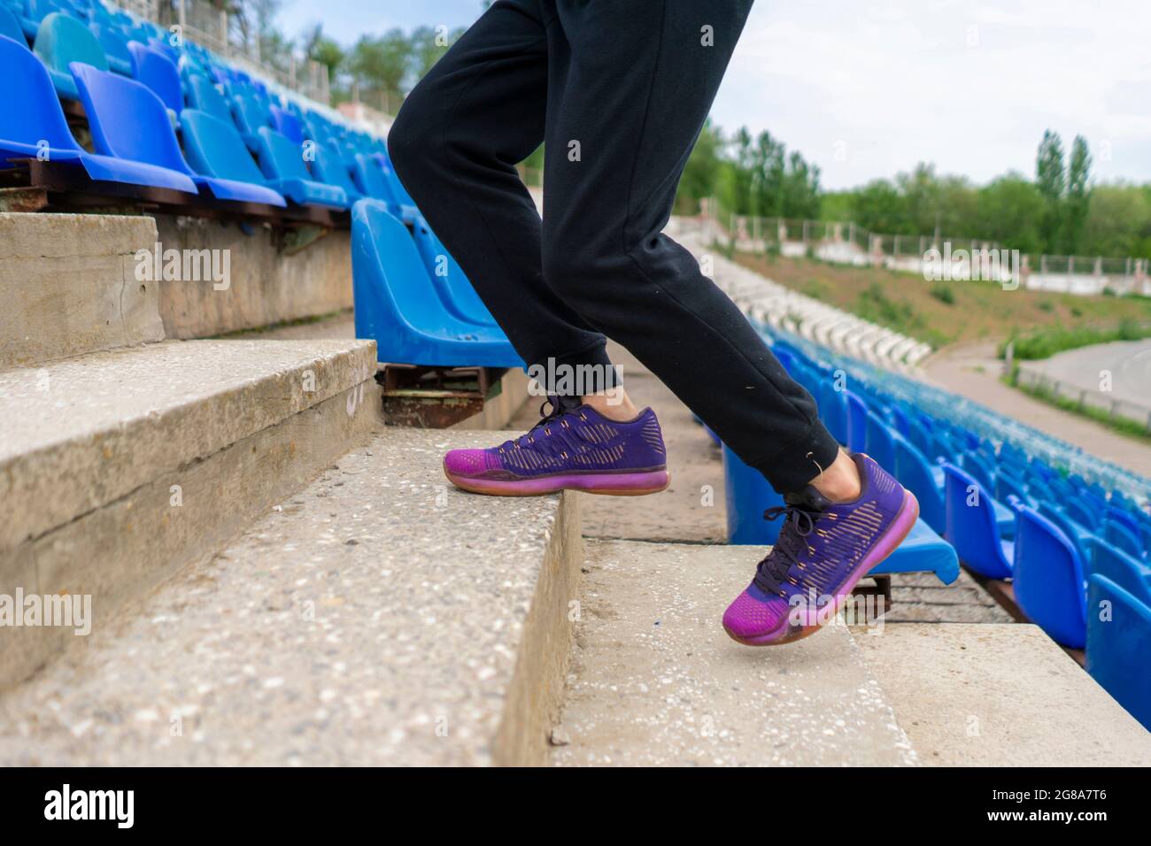Man step down exercise hi-res stock photography and images - Alamy