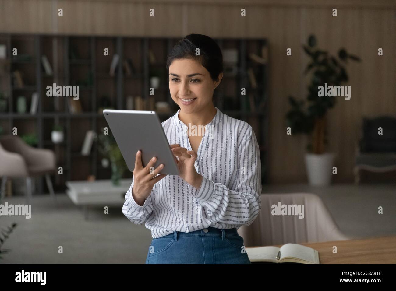 Browsing customer hi-res stock photography and images - Alamy
