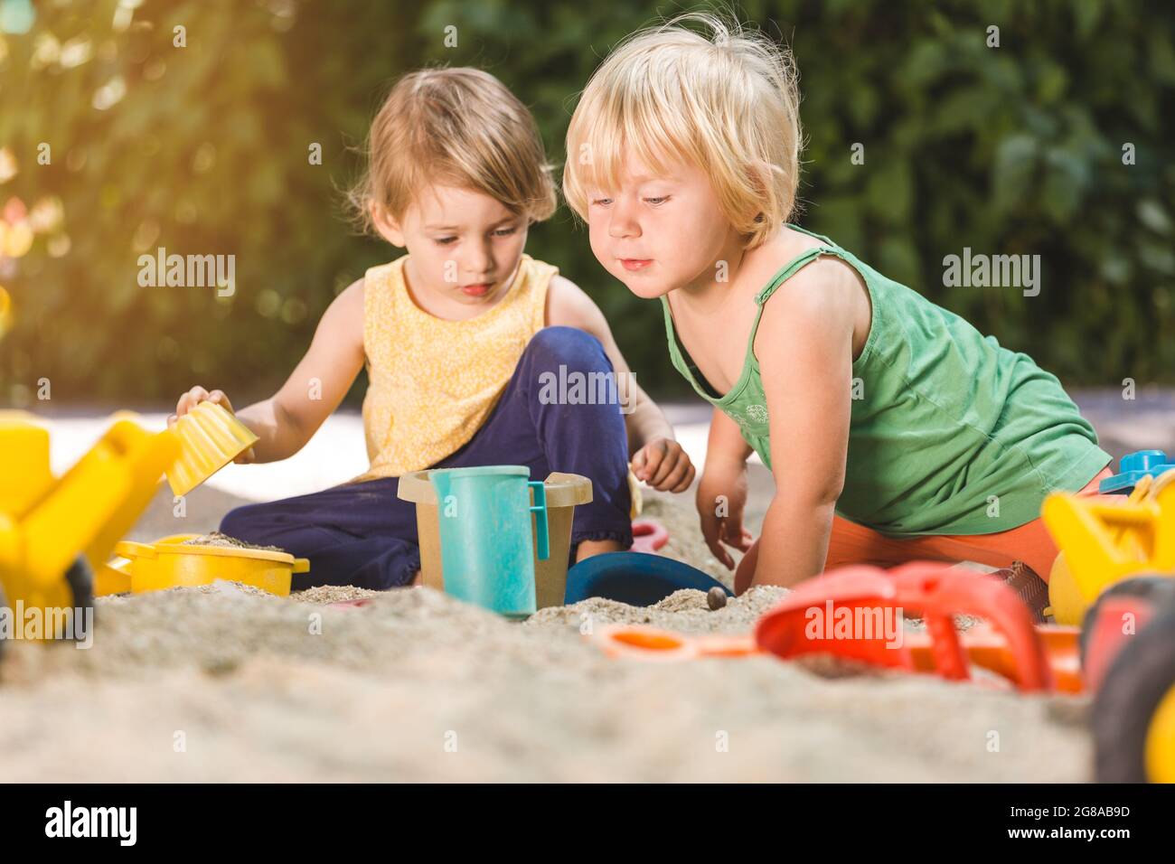 Children playing in sand box hi-res stock photography and images - Alamy
