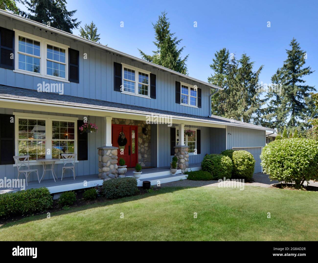 Modern residential front exterior Stock Photo - Alamy
