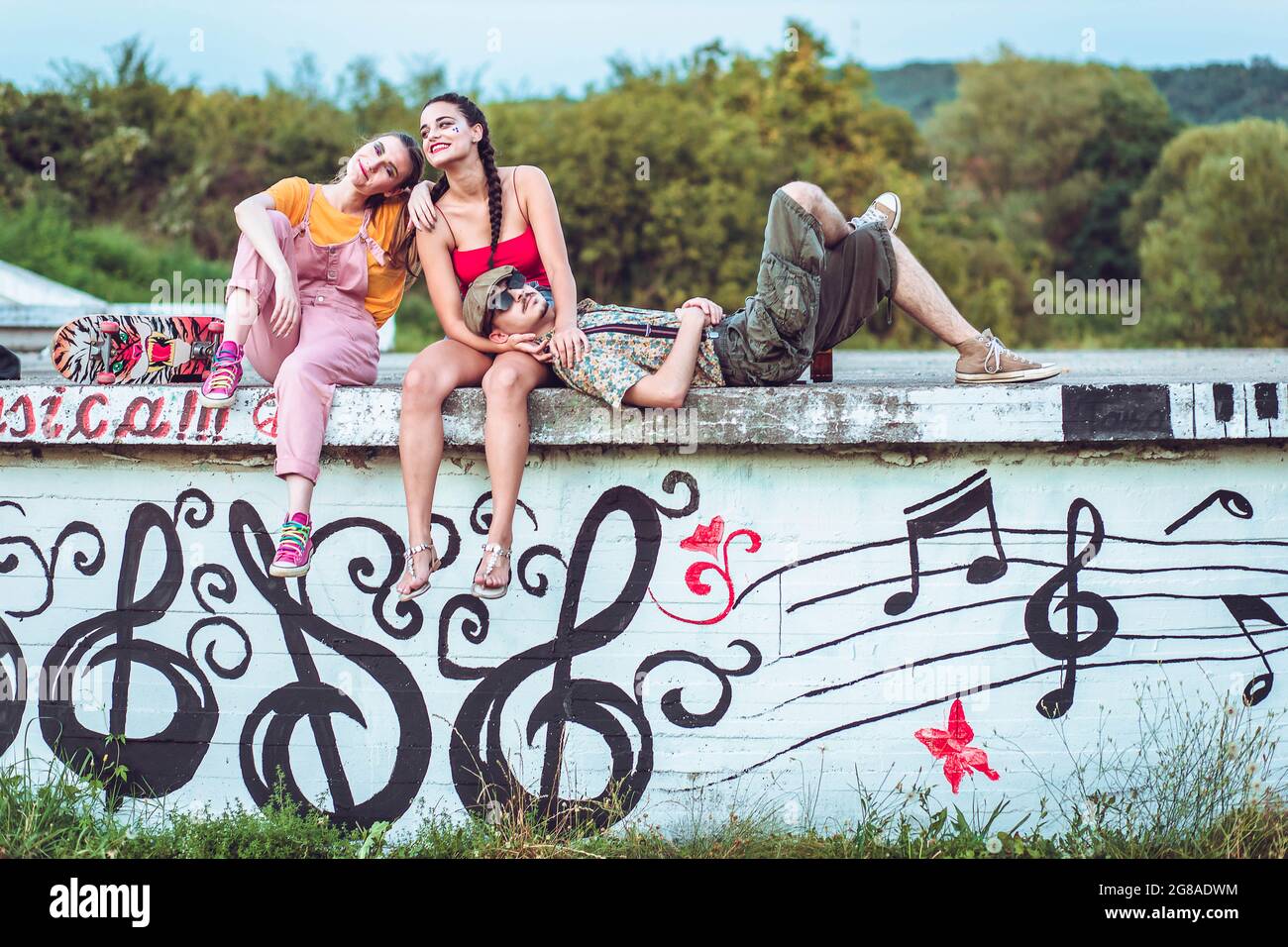 Group of friends hanging out outside. Chilling Stock Photo - Alamy