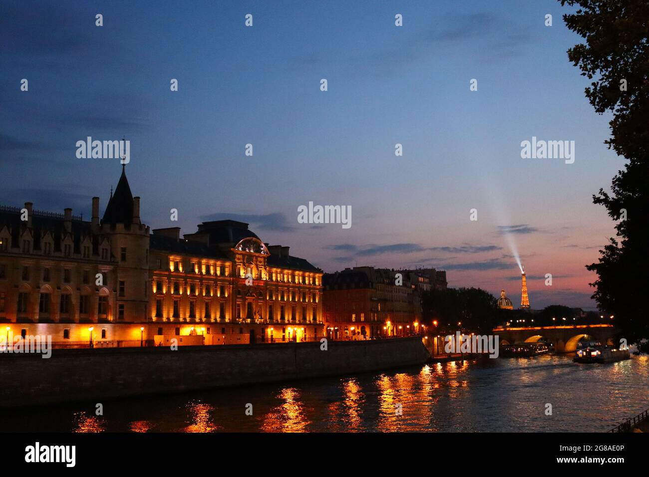 Paris landscape at night hi-res stock photography and images - Alamy