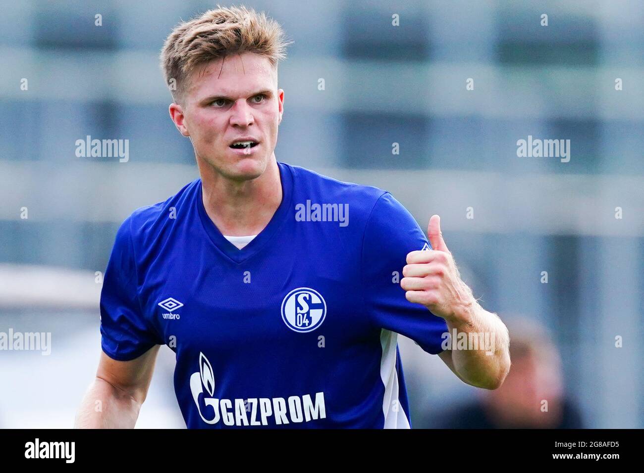 Puts his thumb up hi-res stock photography and images - Alamy