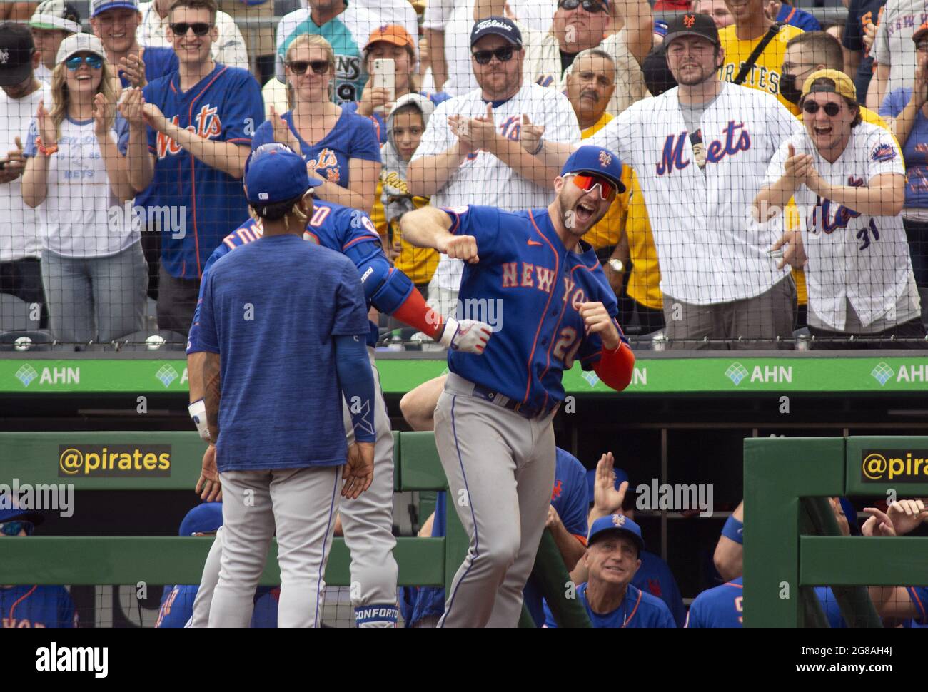 Mets fans celebrate hi-res stock photography and images - Alamy