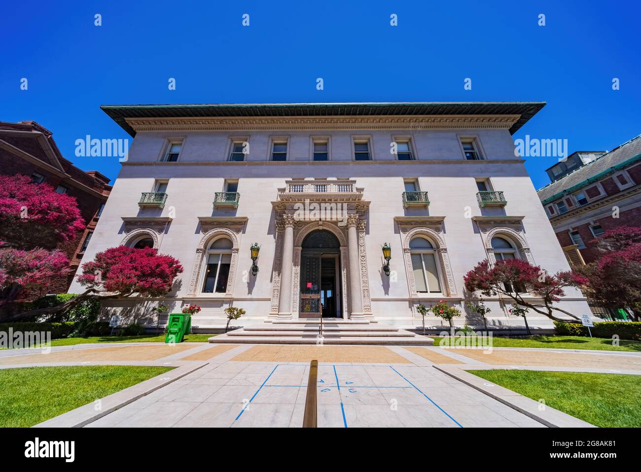 Exterior view of the Schools Of The Sacred Heart at San Francisco Stock ...