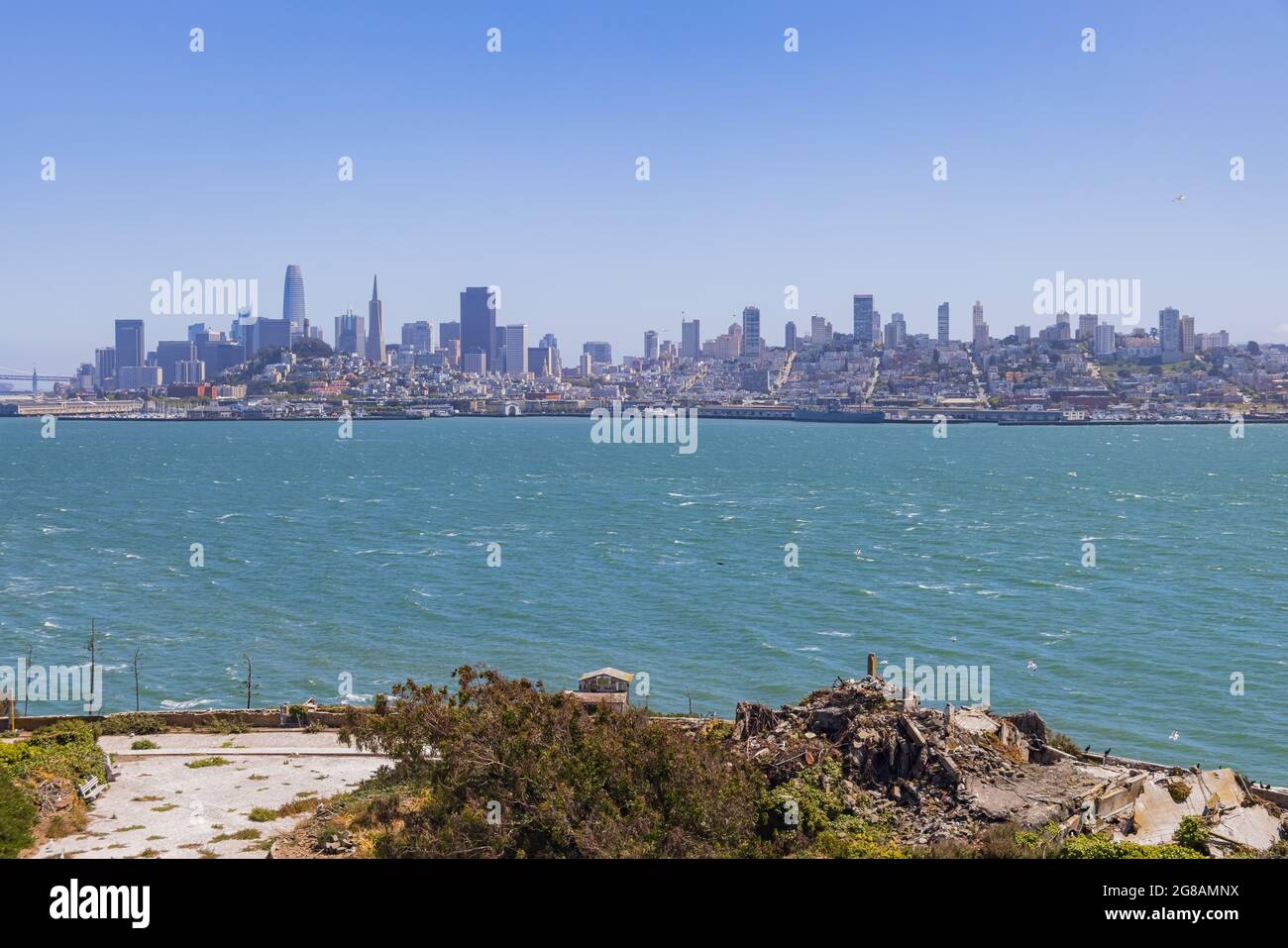 Sunny view of the Alcatraz Island and San Francisco skyline at ...