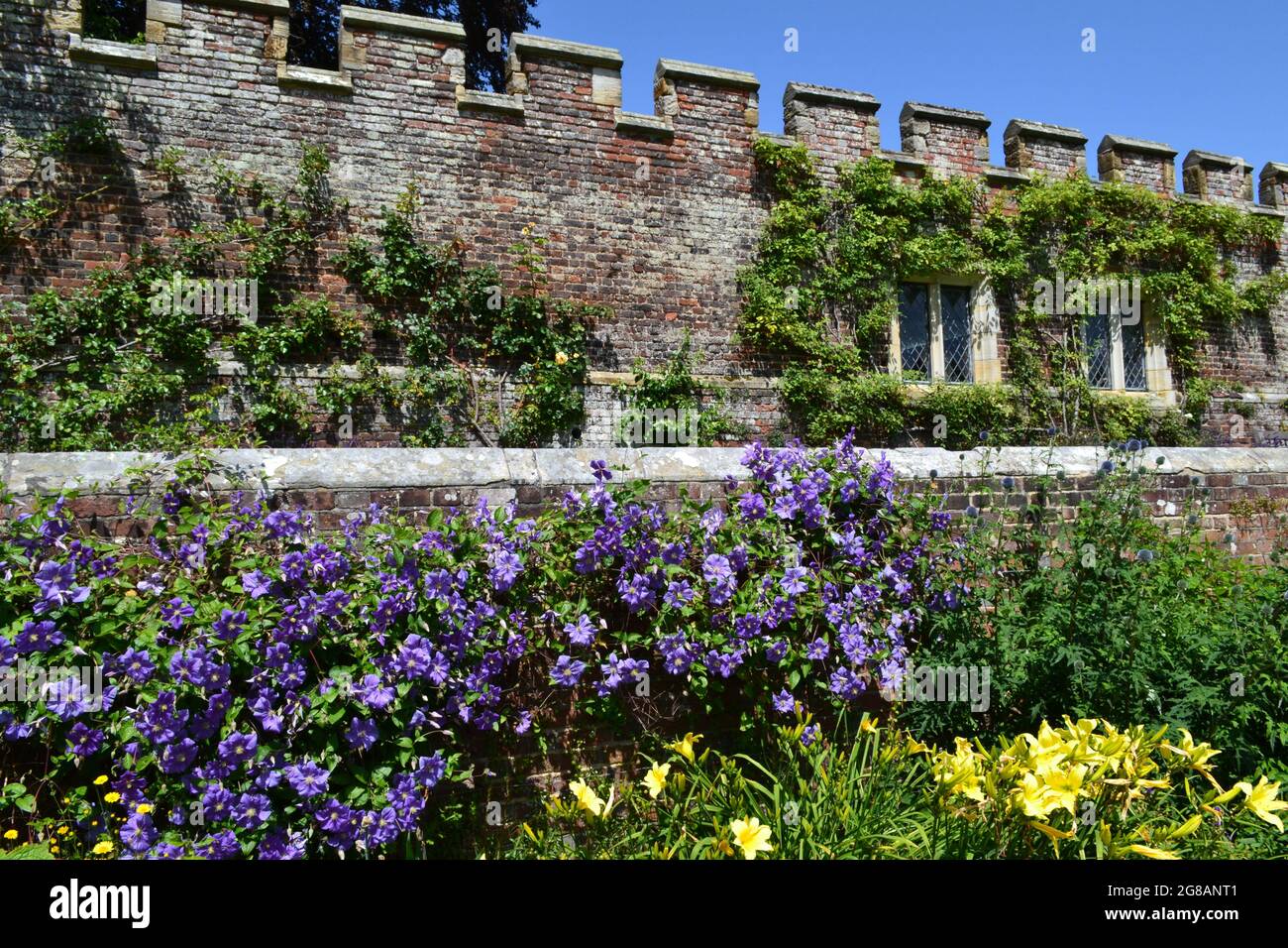 Crenellated wall hi-res stock photography and images - Alamy