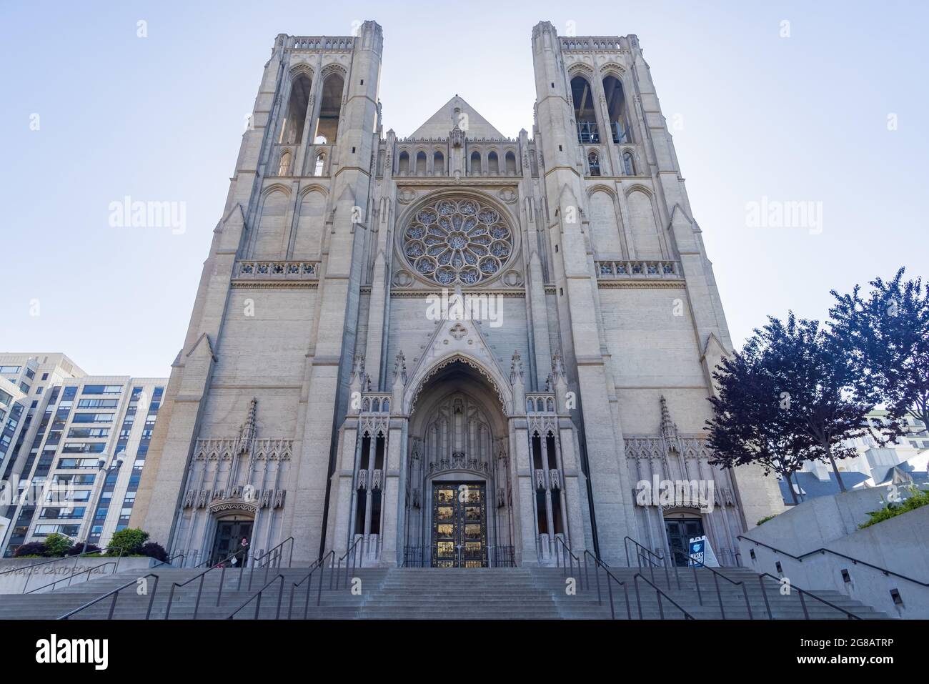 Sunny view of the Grace Cathedral at San Francisco, California Stock ...