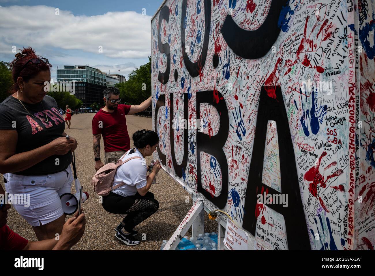 Cuban Americans write messages of solidarity and support with Cuba's ...