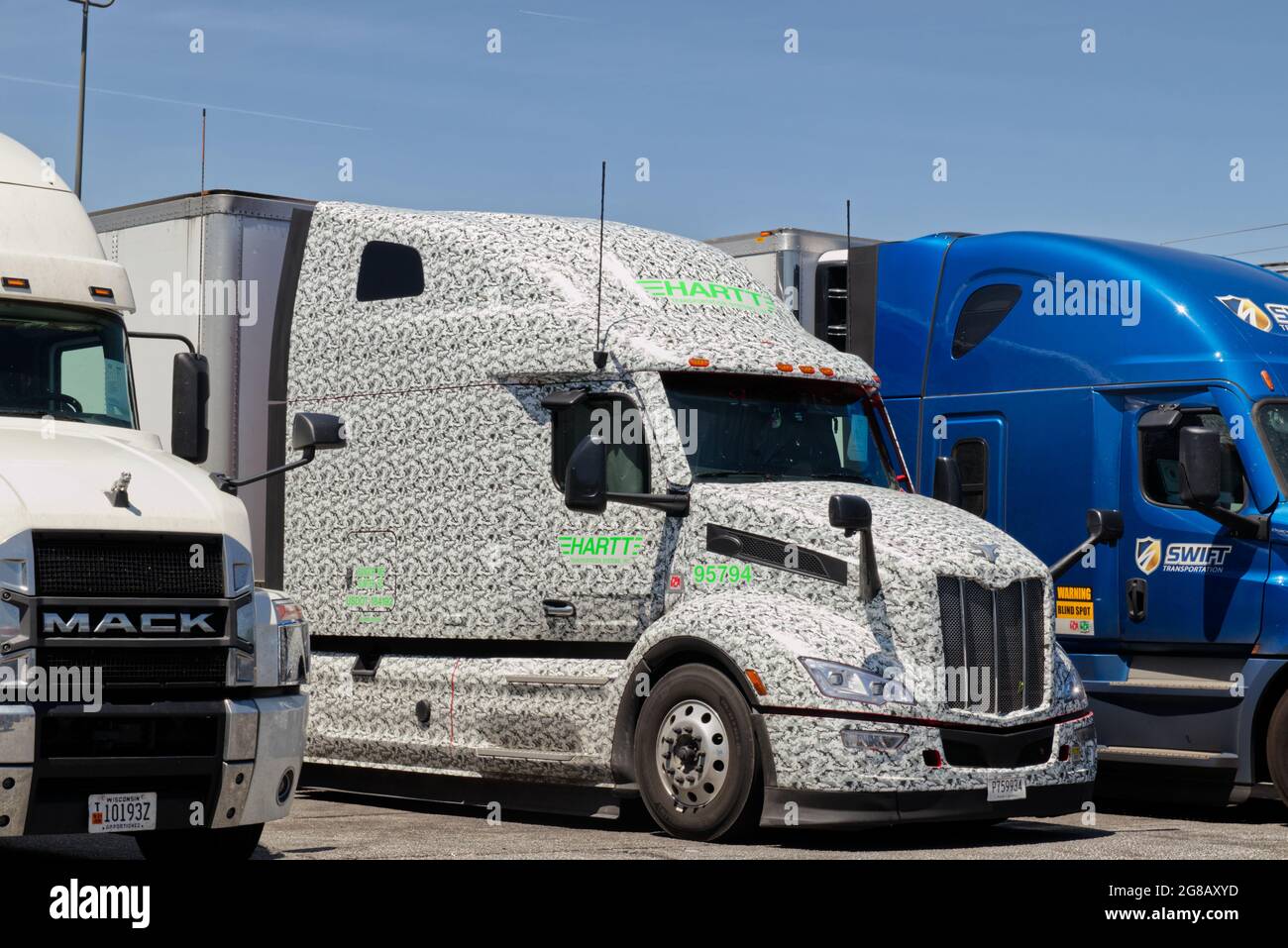 Big rigs truck stop hi-res stock photography and images - Alamy