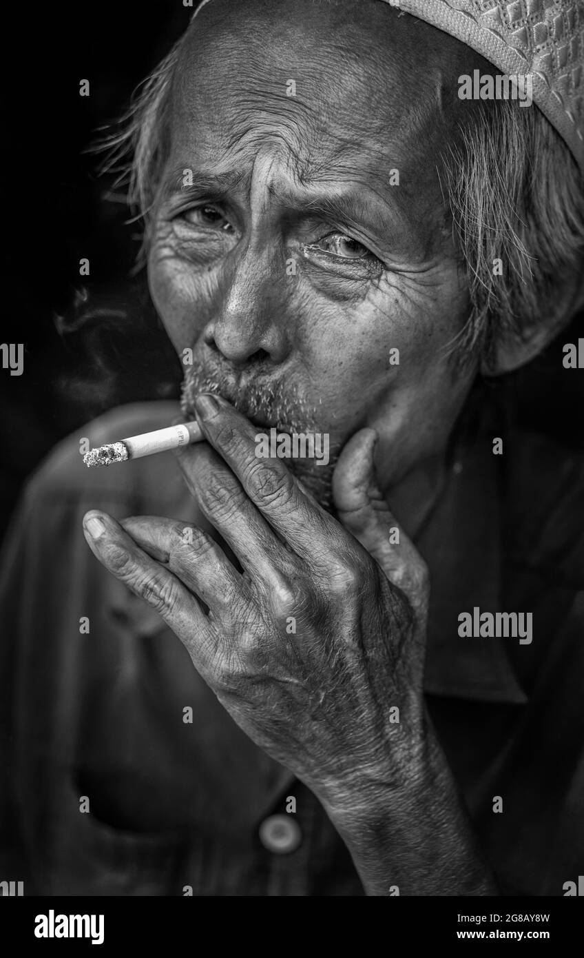 Old man is smoking Stock Photo - Alamy