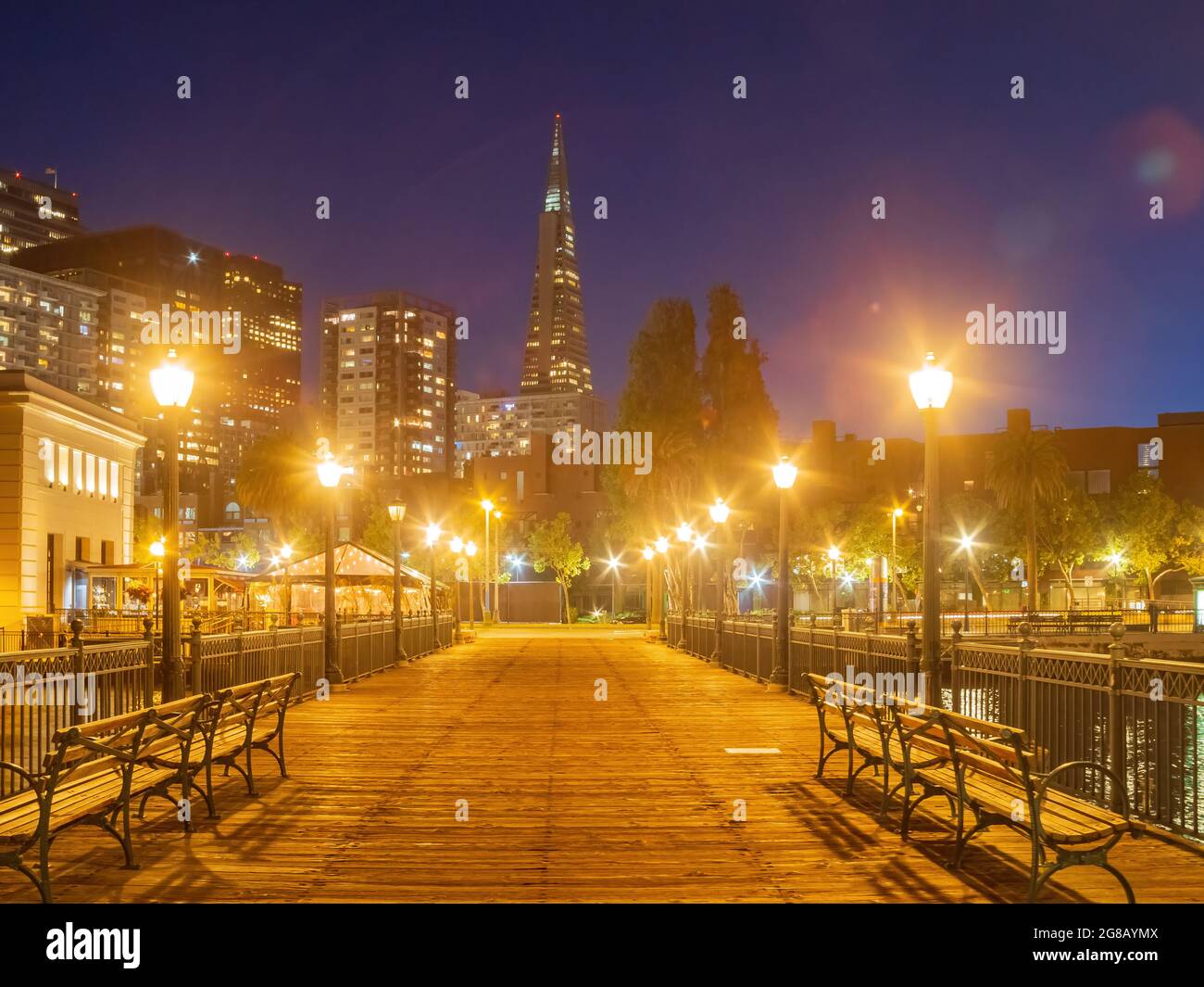 Transamerica pyramid building night san hi-res stock photography and ...